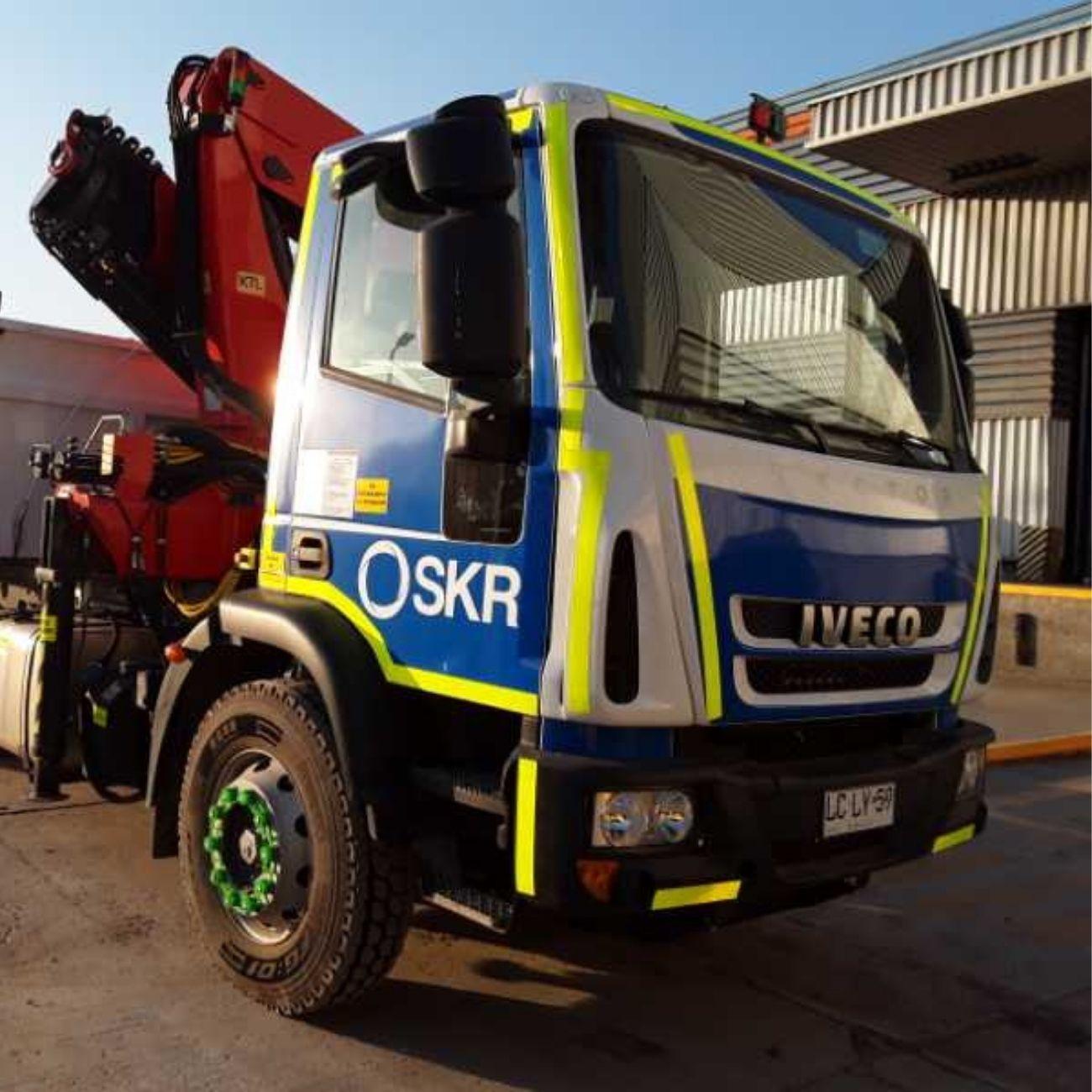 Camión pluma 6x4 de 12.2 TON marca IVECO | SK Rental Chile