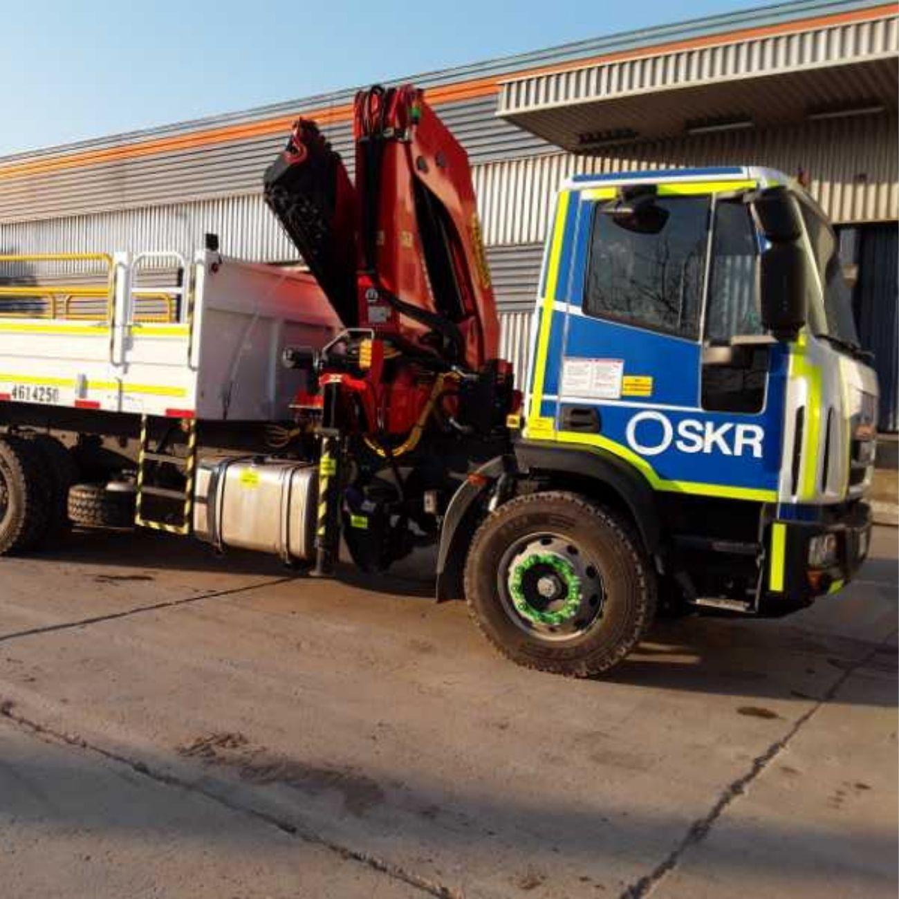 Camión pluma 6x4 de 12.2 TON marca IVECO | SK Rental Chile