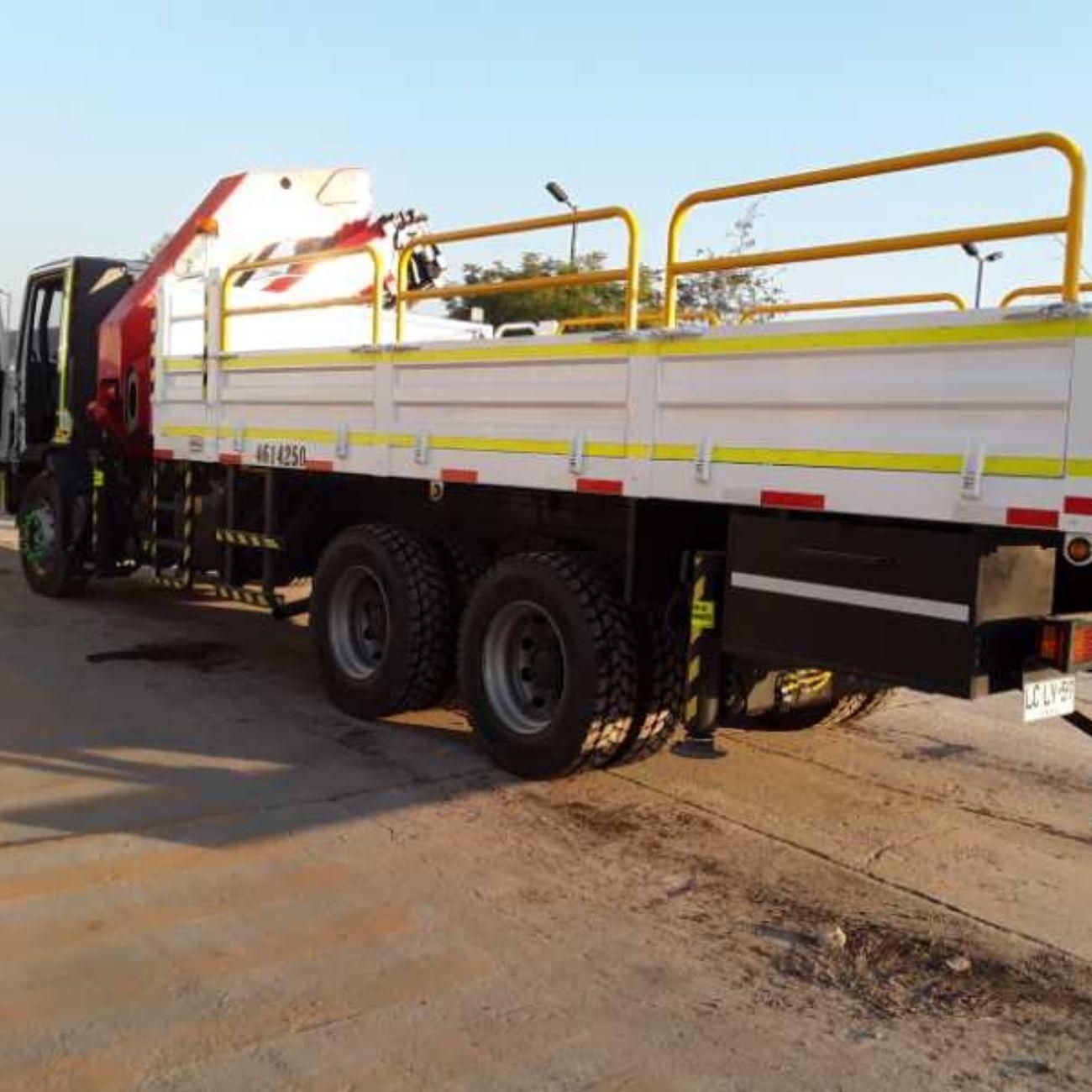 Camión pluma 6x4 de 12.2 TON marca IVECO | SK Rental Chile