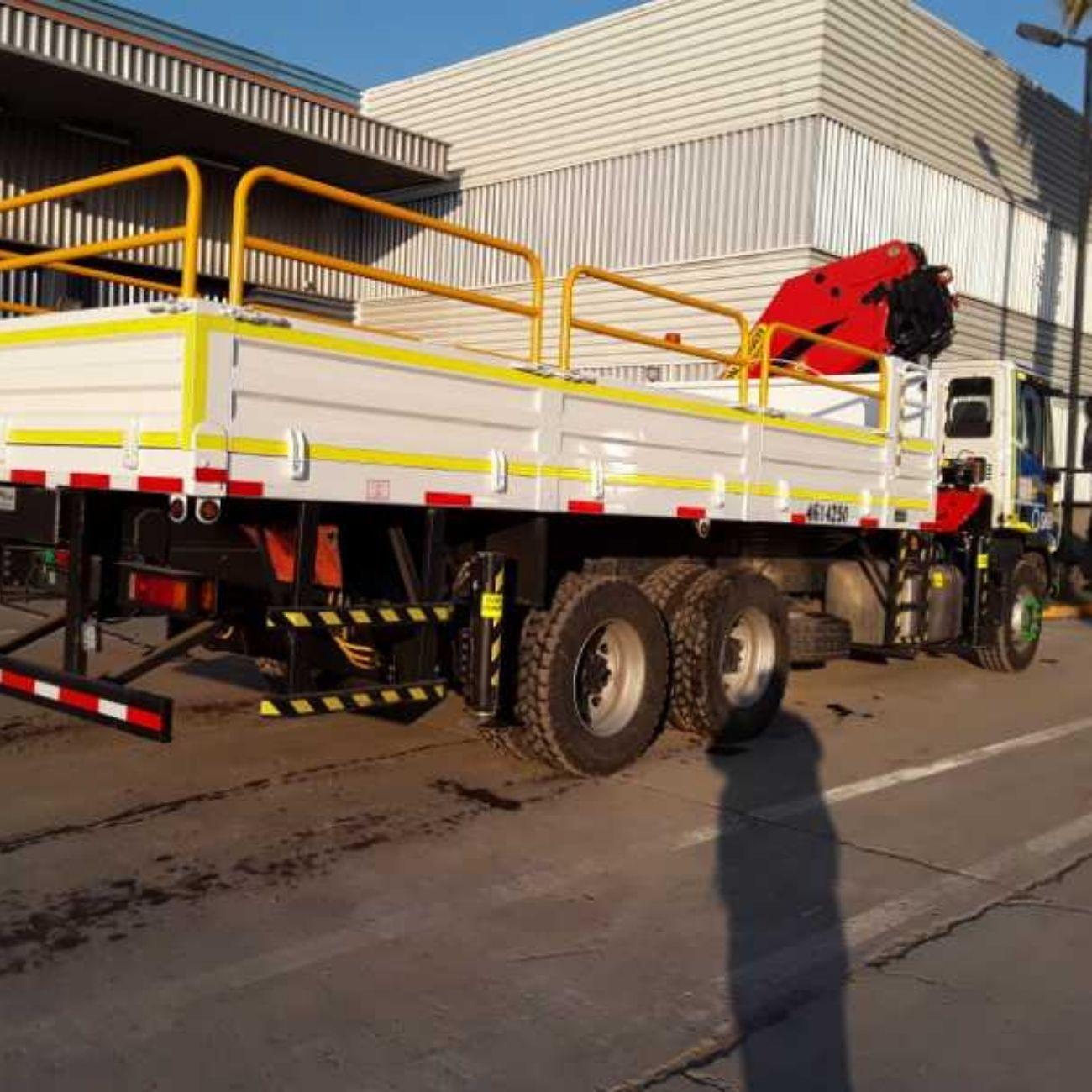 Camión pluma 6x4 de 12.2 TON marca IVECO | SK Rental Chile