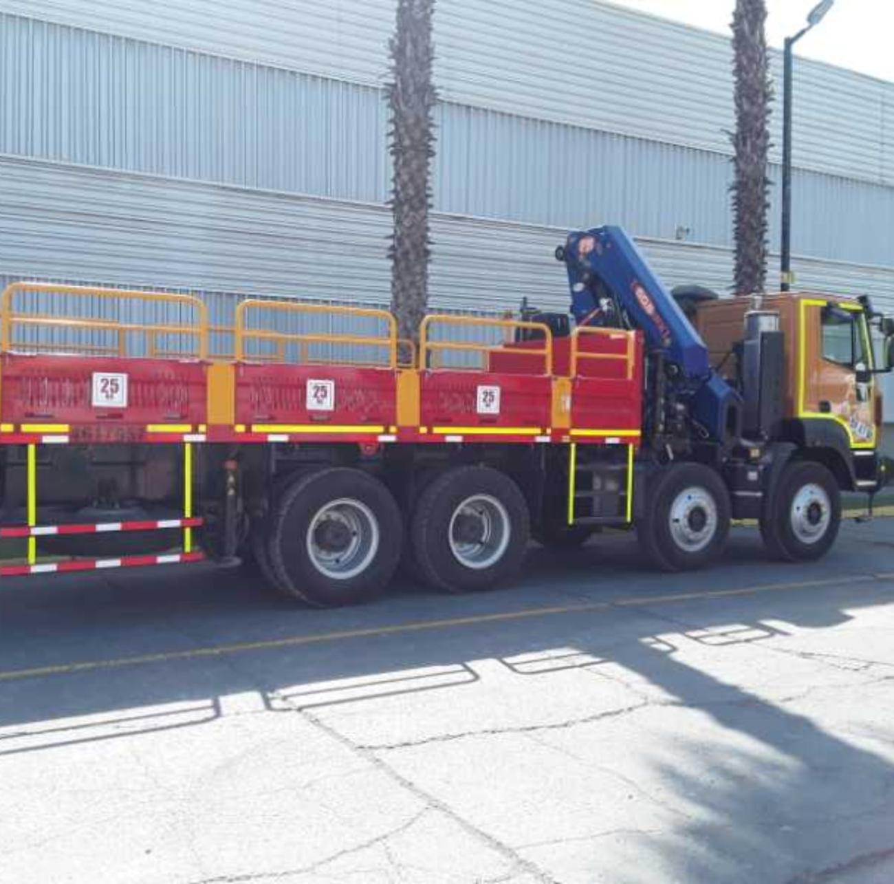 Camión pluma 20 TON marca ASTRA | SK Rental Chile
